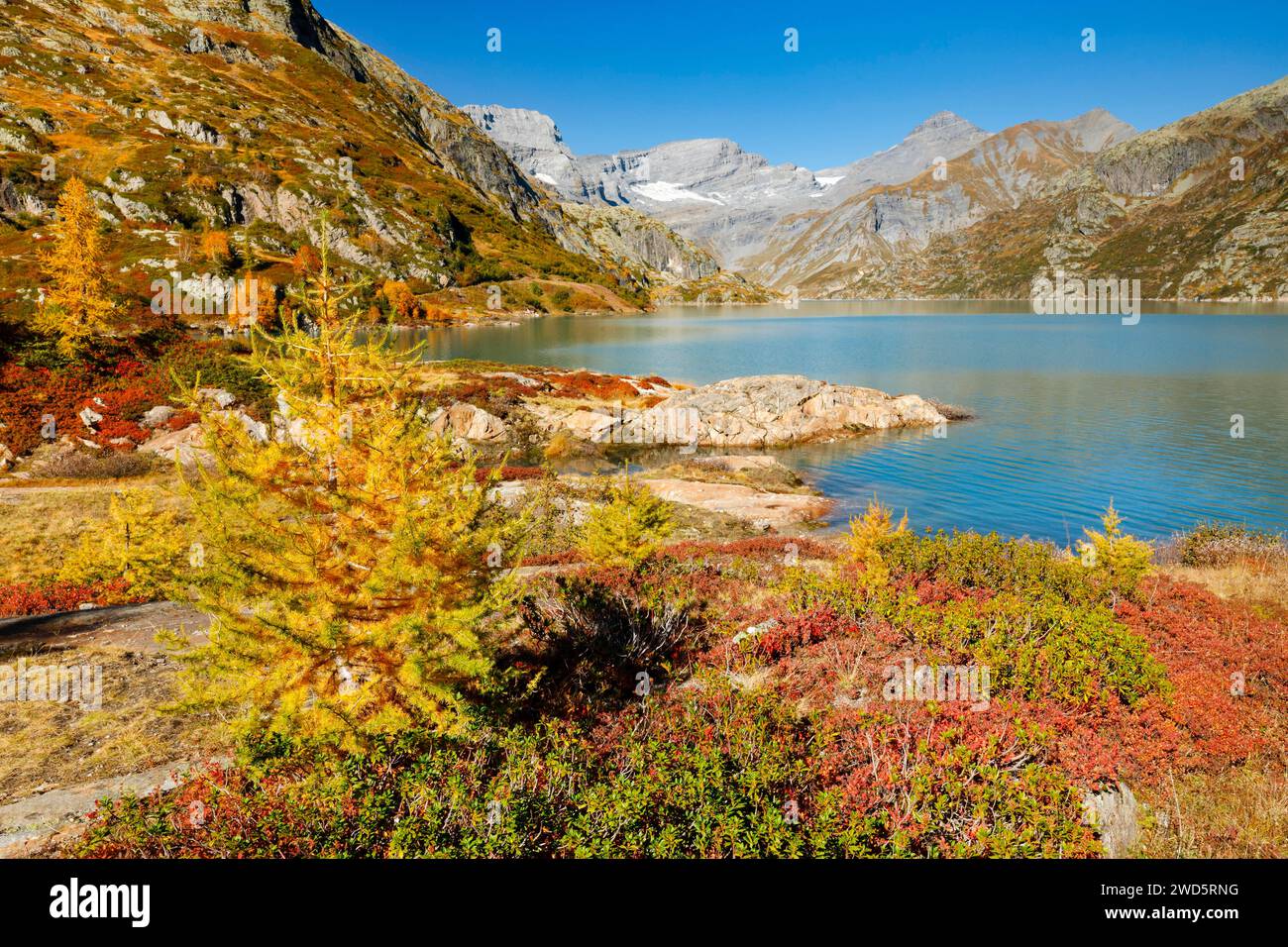 Autumn colours at Lac d'Emosson in the Valais mountains, Switzerland ...