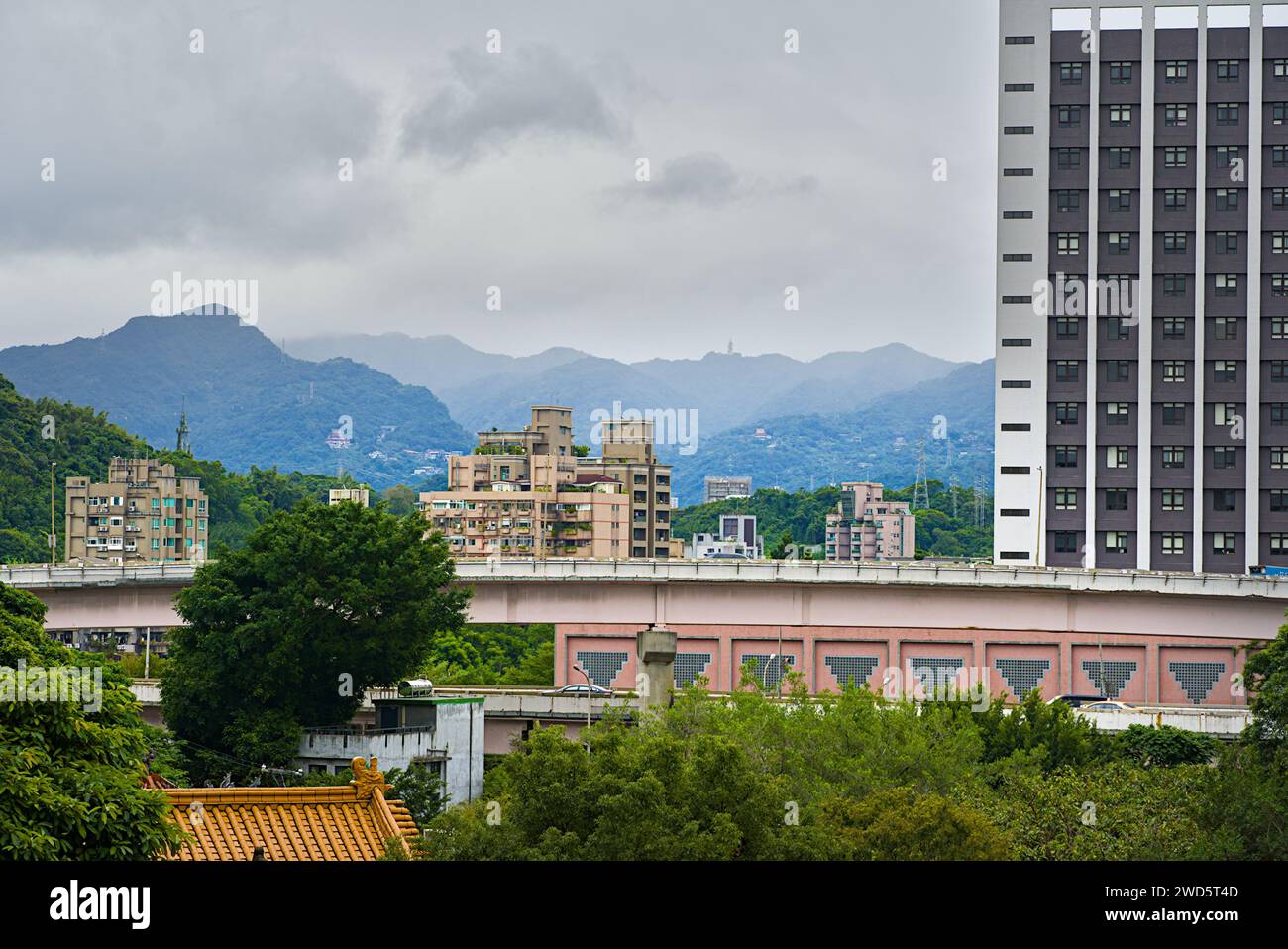 Tall buildings and highways in Taipei, Taiwan Stock Photo - Alamy