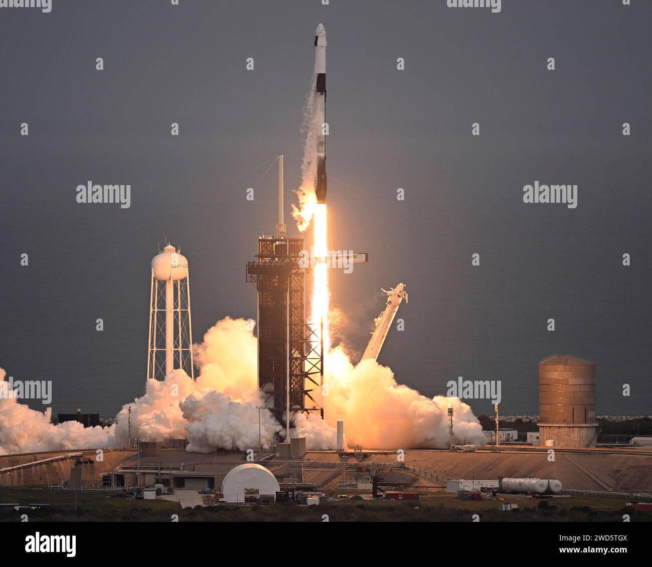 Launch complex 39a hi-res stock photography and images - Alamy