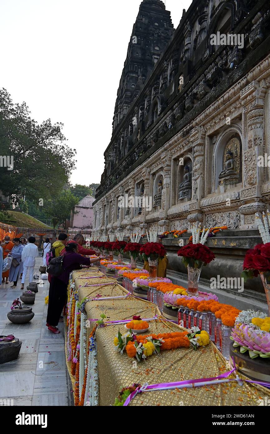 Indian platform life hi-res stock photography and images - Alamy