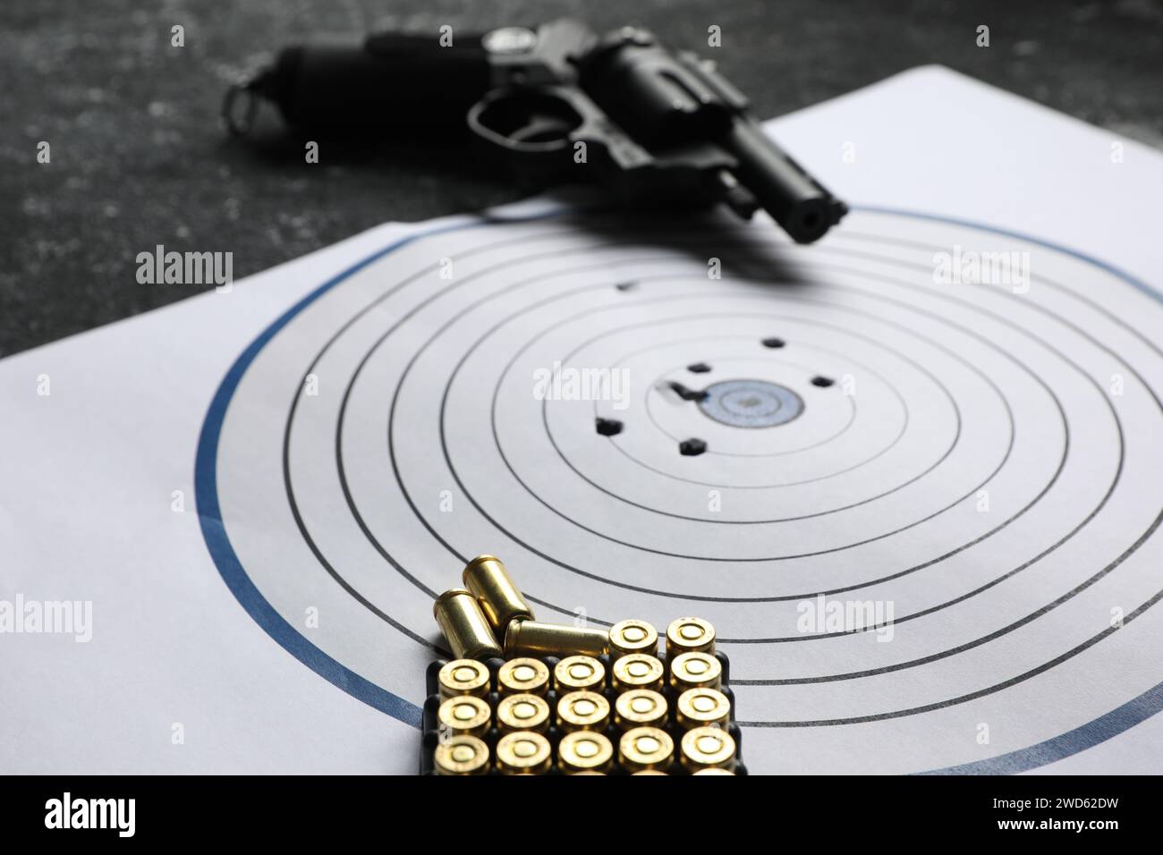 Table target hi-res stock photography and images - Alamy