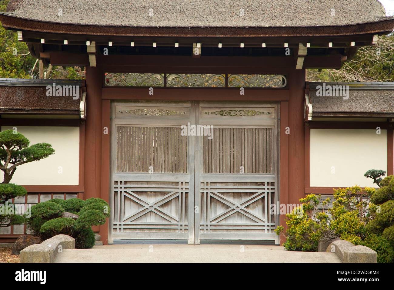South Gate door at Japanese Tea Garden, Golden Gate Park, San Francisco ...
