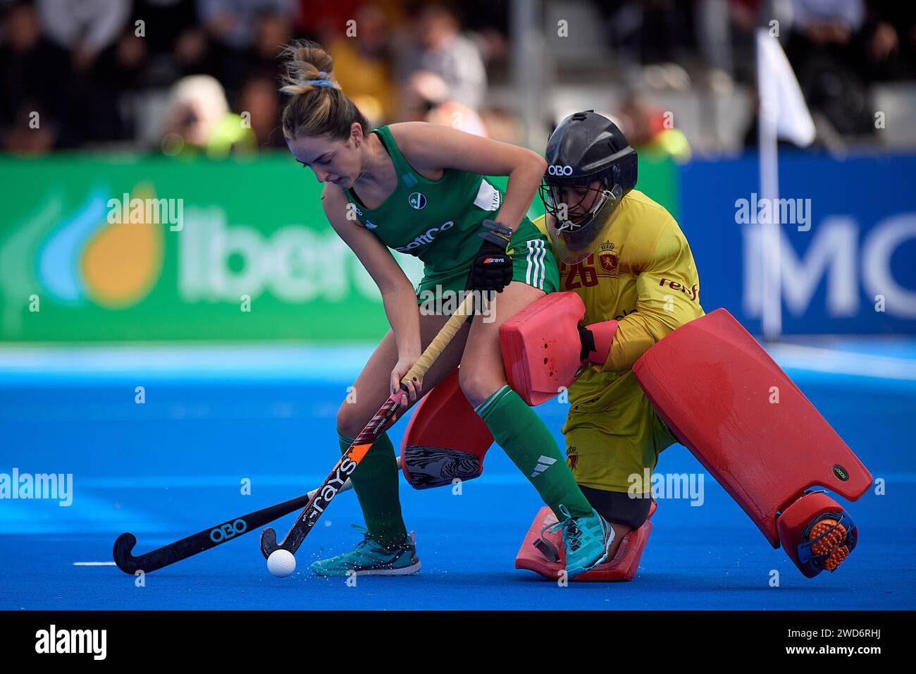 Valencia. 18th Jan, 2024. Clara Perez (R) of Spain vies with Hannah ...