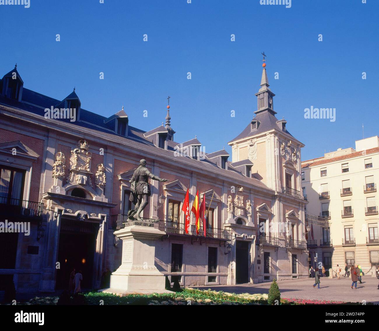 ESTATUA DE DON ALVARO BAZAN MARQUES DE SANTA CRUZ FRENTE AL ...