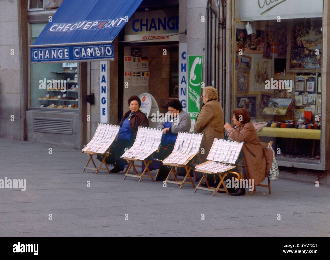 VENDEDORAS DE LOTERIA EN LA PUERTA DEL SOL. Location: SUN GATE. MADRID ...
