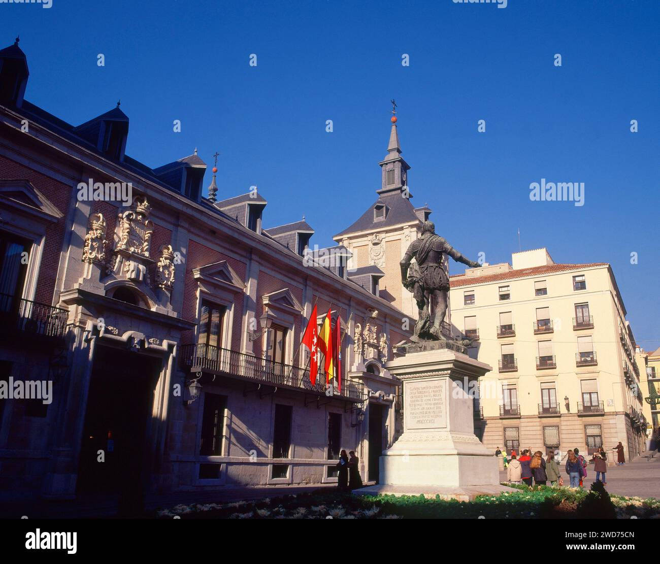 ESTATUA DE DON ALVARO BAZAN MARQUES DE SANTA CRUZ FRENTE AL ...