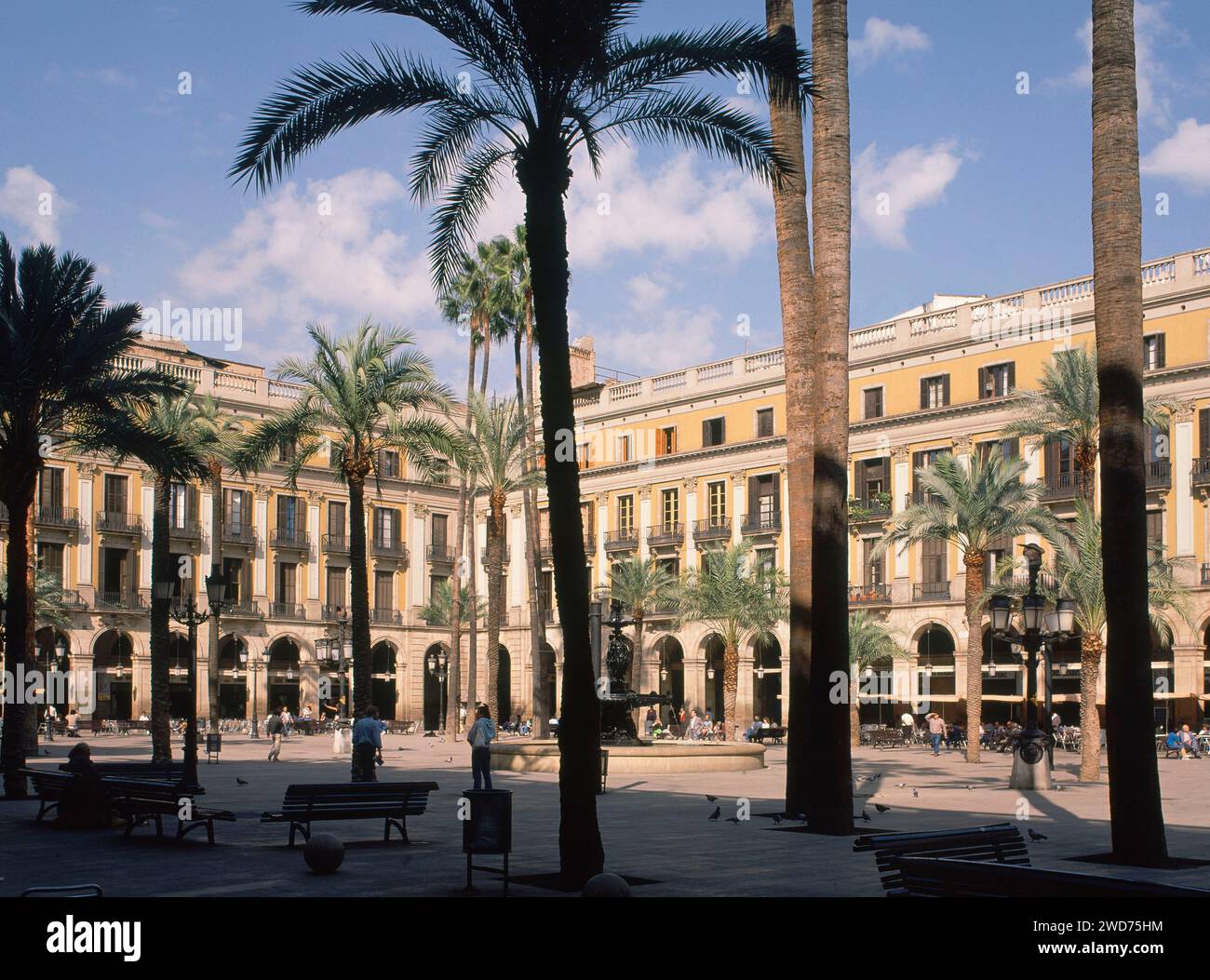 PLAZA REAL DE BARCELONA SITUADA EN EL BARRIO GOTICO DE LA CIUDAD CREADA ...