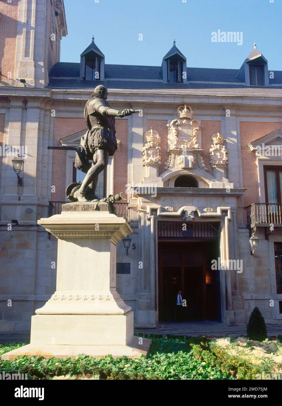 ESTATUA DE DON ALVARO BAZAN MARQUES DE SANTA CRUZ FRENTE AL ...