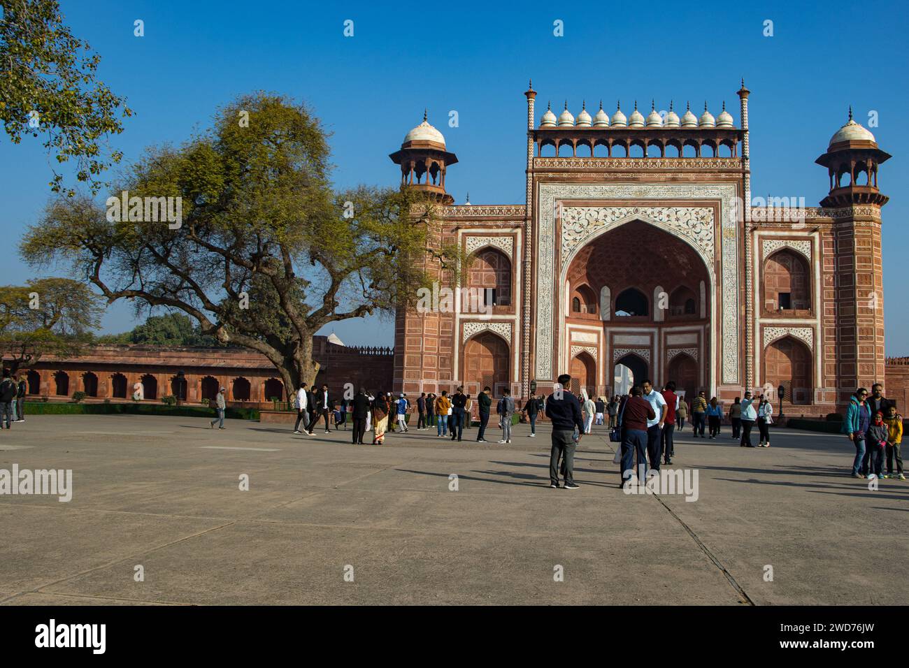 Drawaza –e – Rauza, The gate of the Taj Mahal Mausoleum is a double ...