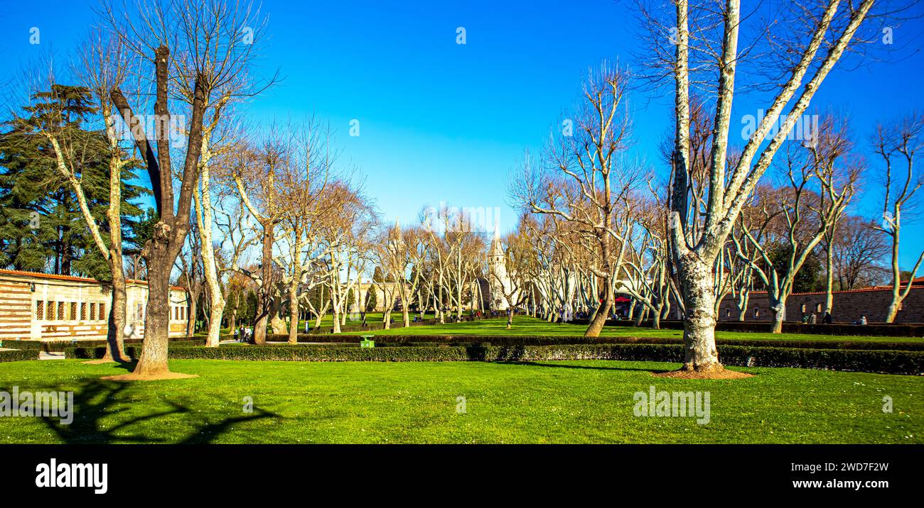 Topkapi Palace 1. Courtyard Gate and Courtyard View Stock Photo - Alamy