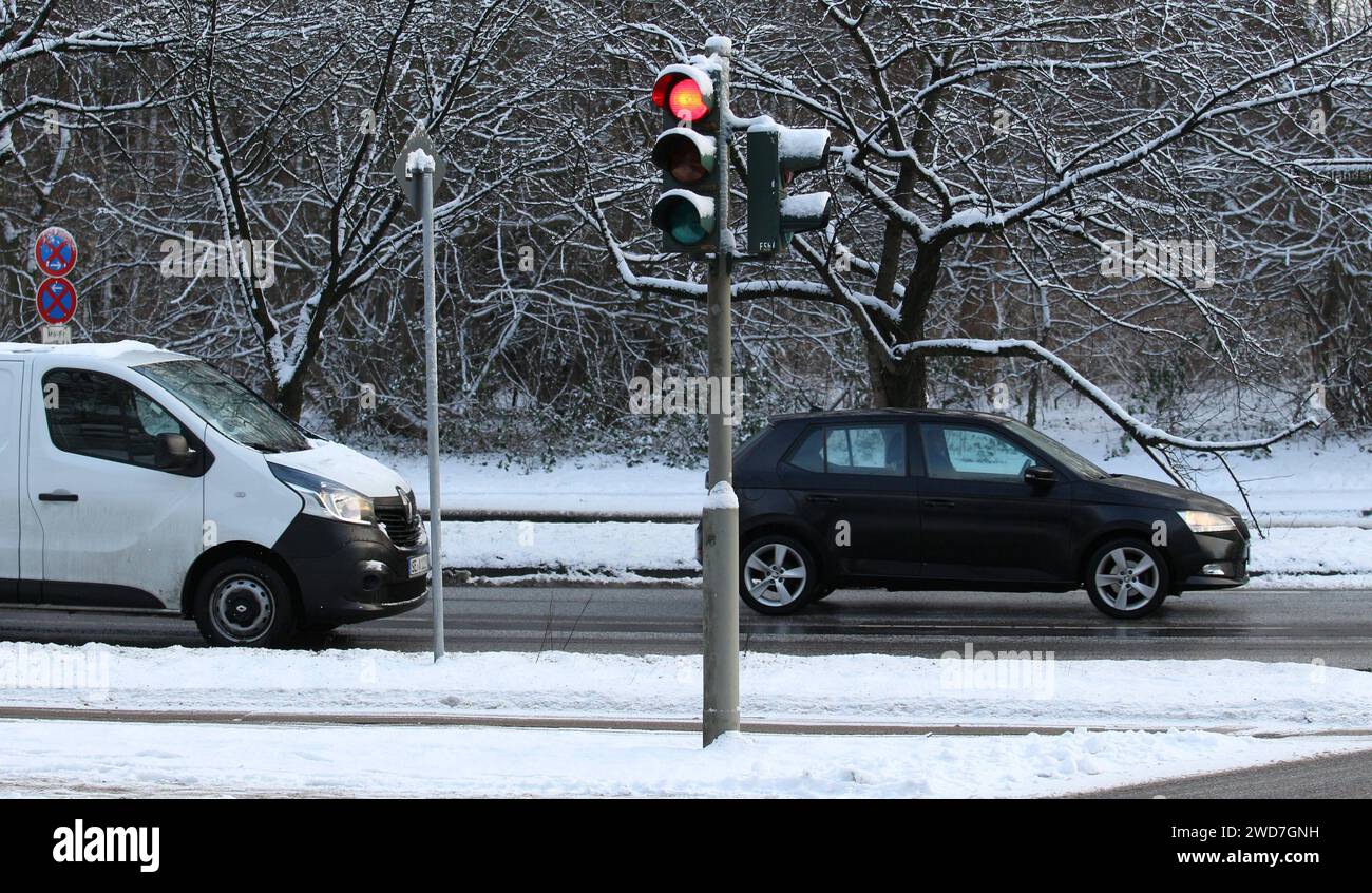 Mit Schnee bedeckte Ampel im Stadtpark nach den erneuten Schneefällen in der Nacht zum Freitag ...