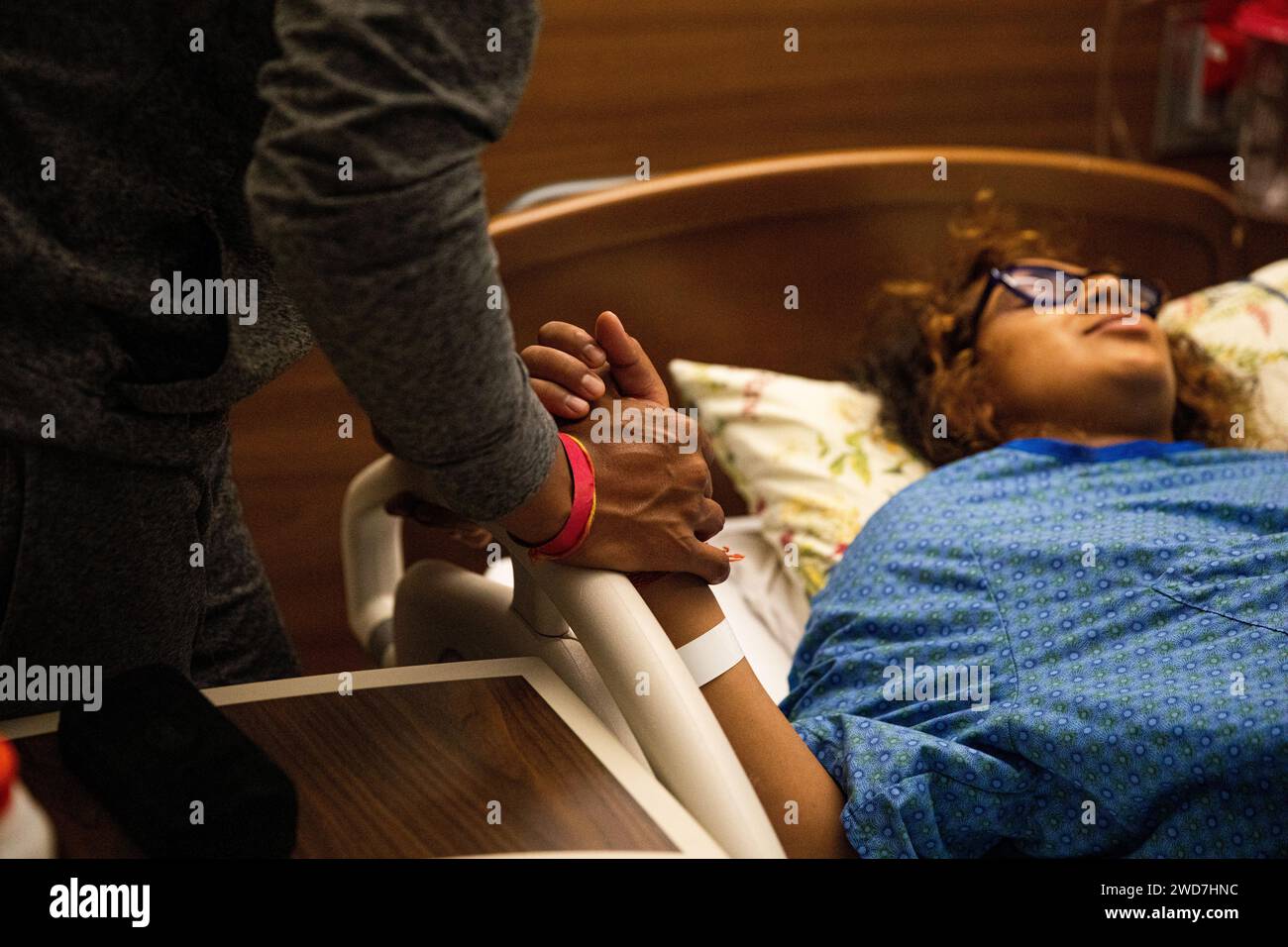 Indian mom lays down while having contraction in hospital giving birth ...