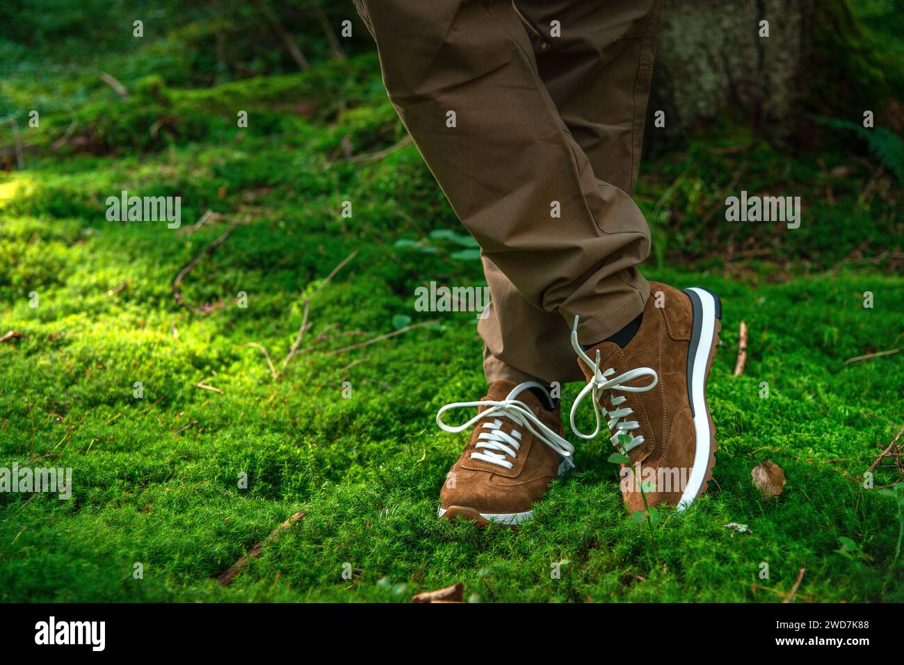 Legs crossed hi-res stock photography and images - Alamy