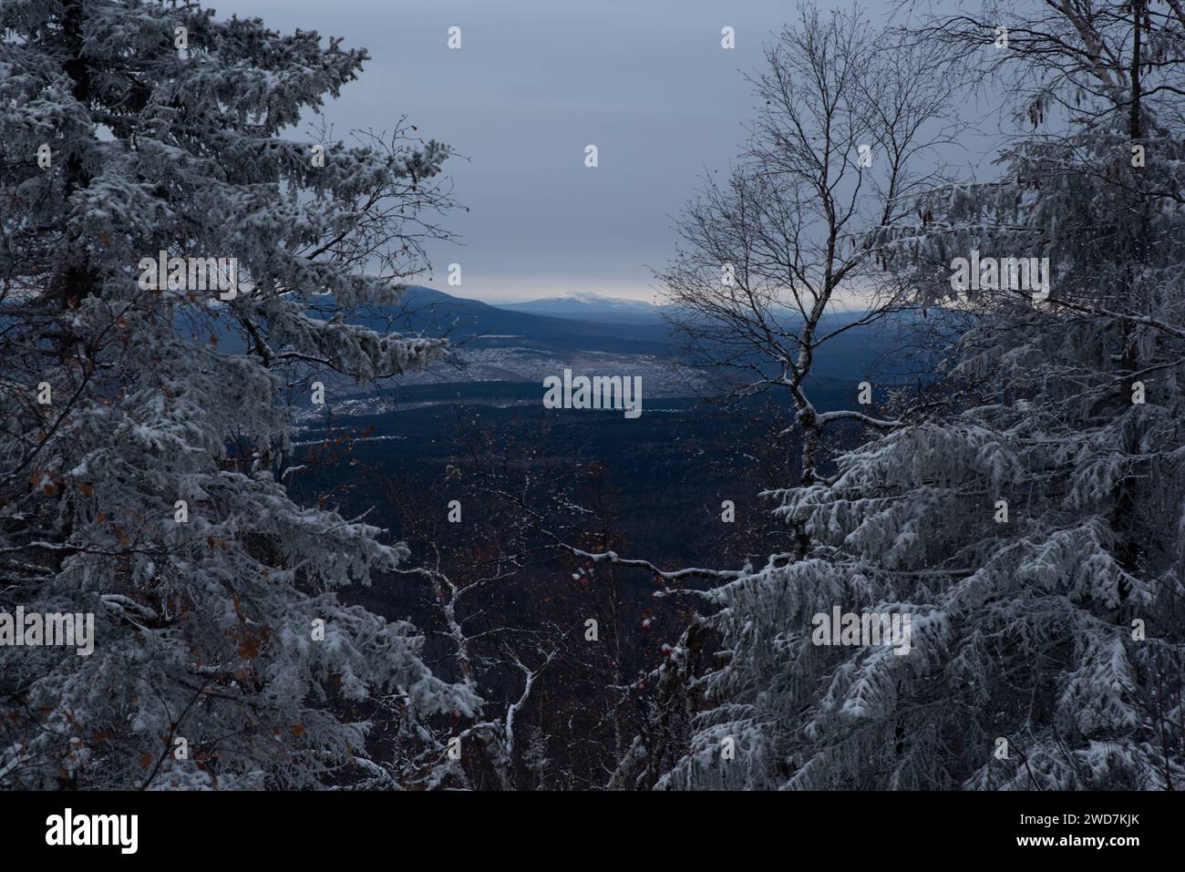 Top snowy high mountain hi-res stock photography and images - Alamy