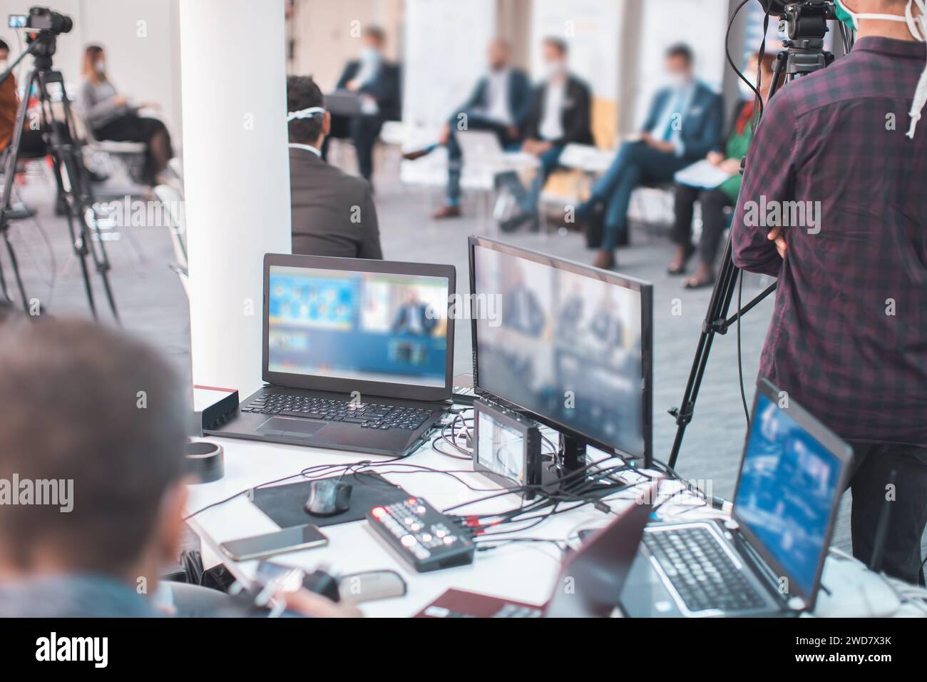 Business video conference masks hi-res stock photography and images - Alamy