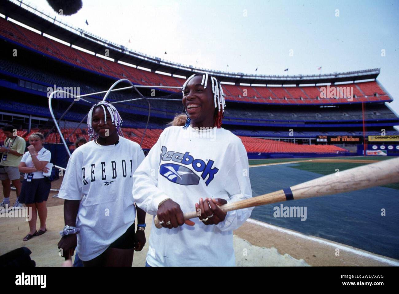 Venus (vorn) und Schwester Serena Williams mit Baseballschläger im ...