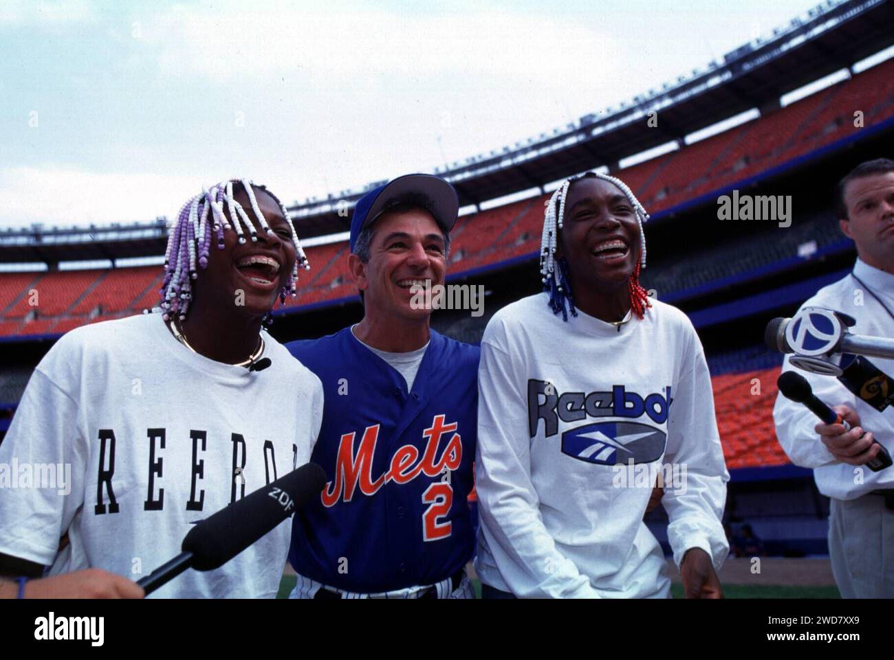 Venus (re) und Schwester Serena Williams mit einem Profispieler der New ...