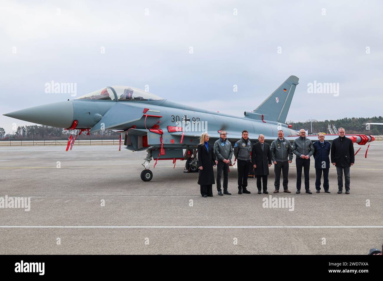 Manching, Germany. 19th Jan, 2024. Federal Chancellor Olaf Scholz (SPD ...