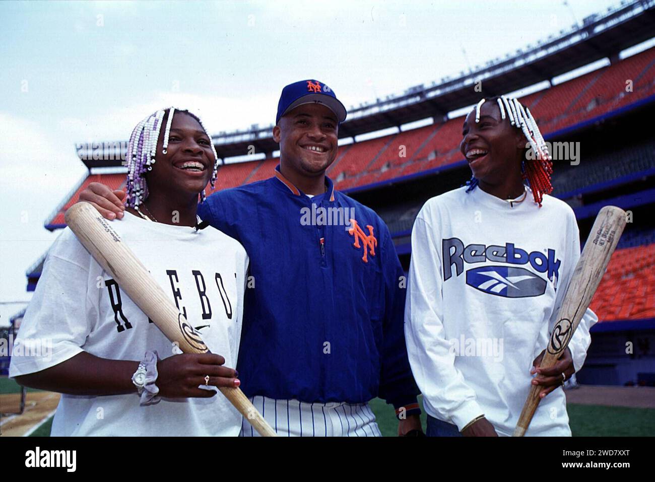 Venus re und Schwester Serena Williams mit Baseballschläger zusammen ...
