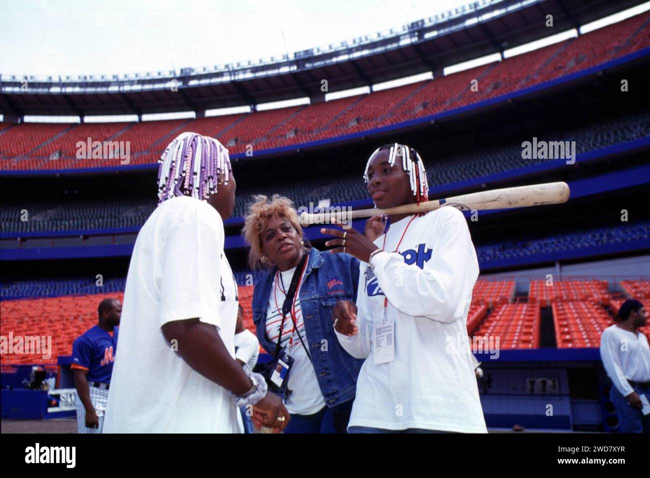 Serena Williams (li.) und Schwester Venus mit ihrer Mutter Oracene im ...