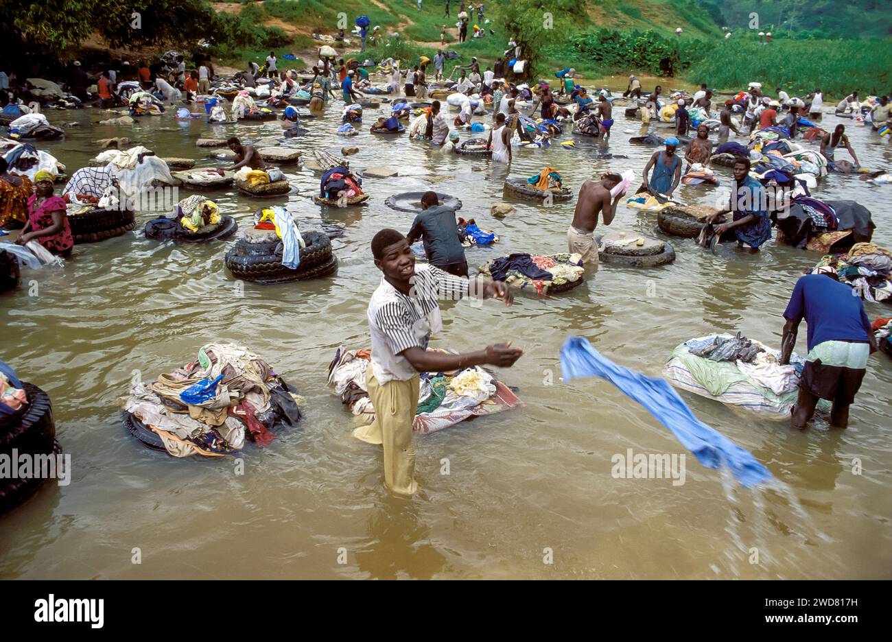 Wash clothes africa hi-res stock photography and images - Alamy