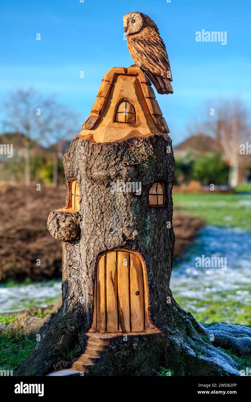 Tree carving hi-res stock photography and images - Alamy