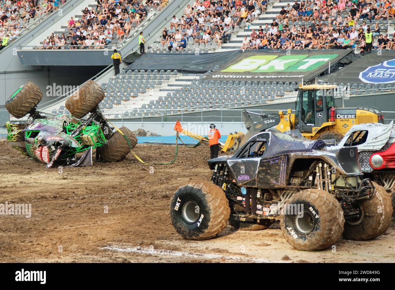The inverted monster truck "Grave digger", Diego Armando Maradona's ...