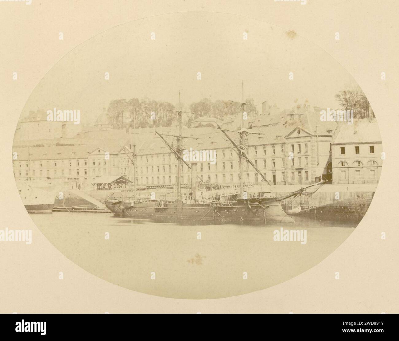 2Fi06394 Port militaire de Brest Stock Photo - Alamy