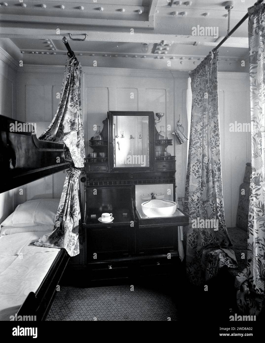 2nd class cabin hi-res stock photography and images - Alamy