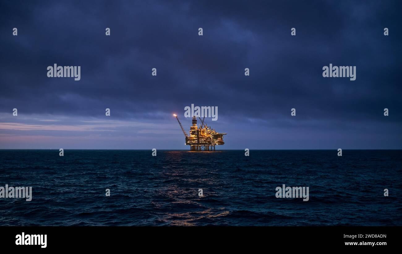 Oil rig night sea hi-res stock photography and images - Alamy