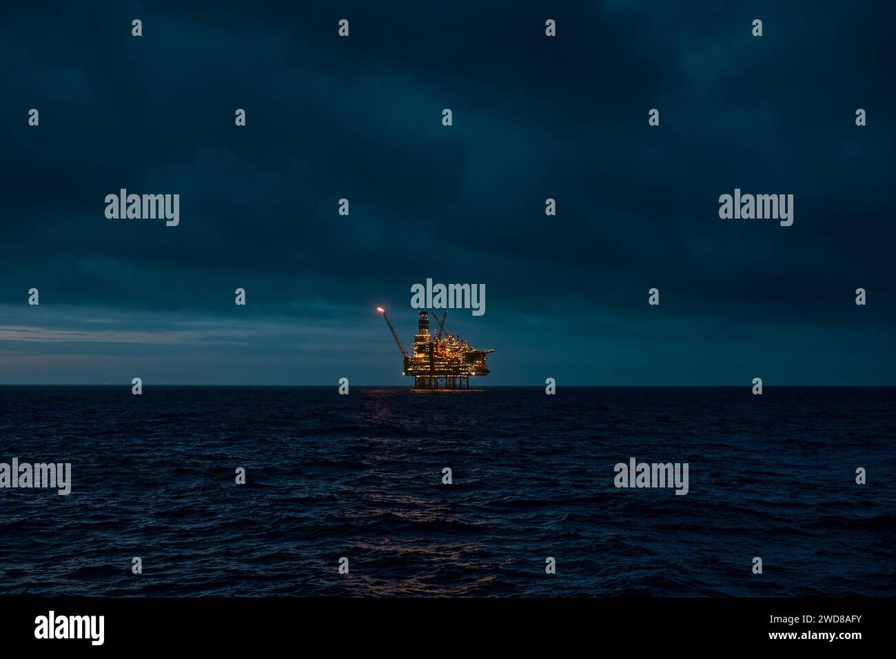 Oil rig night sea hi-res stock photography and images - Alamy
