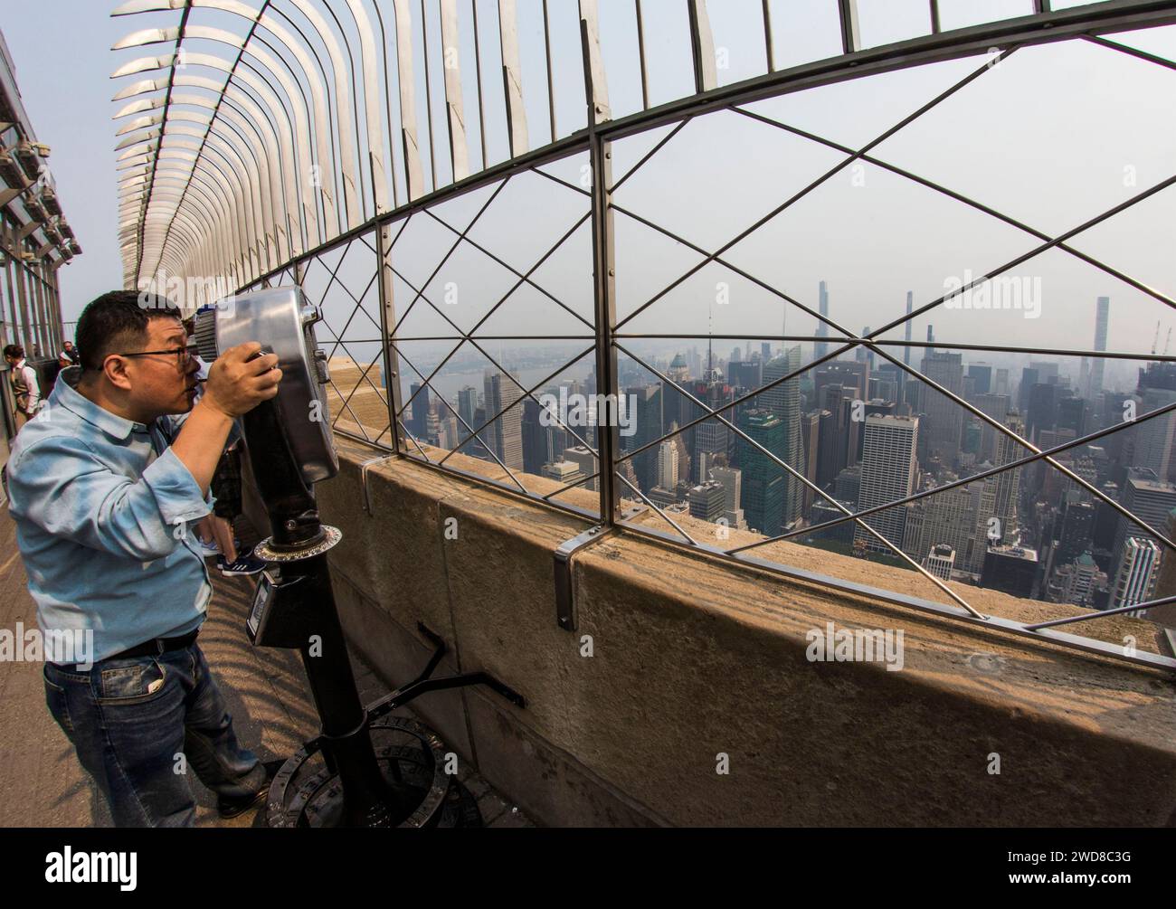 New York City: Empire State Building observation deck in Manhattan ...
