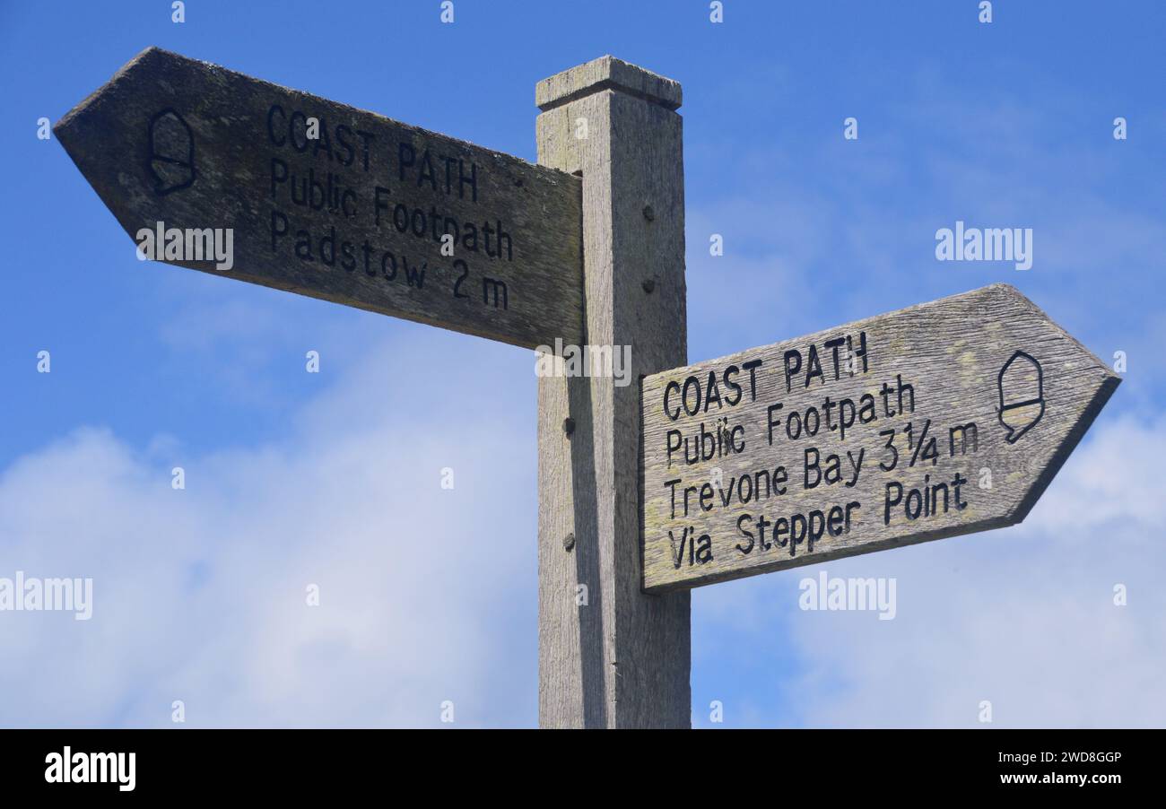 Waymarker sign acorn footpath hi-res stock photography and images - Alamy