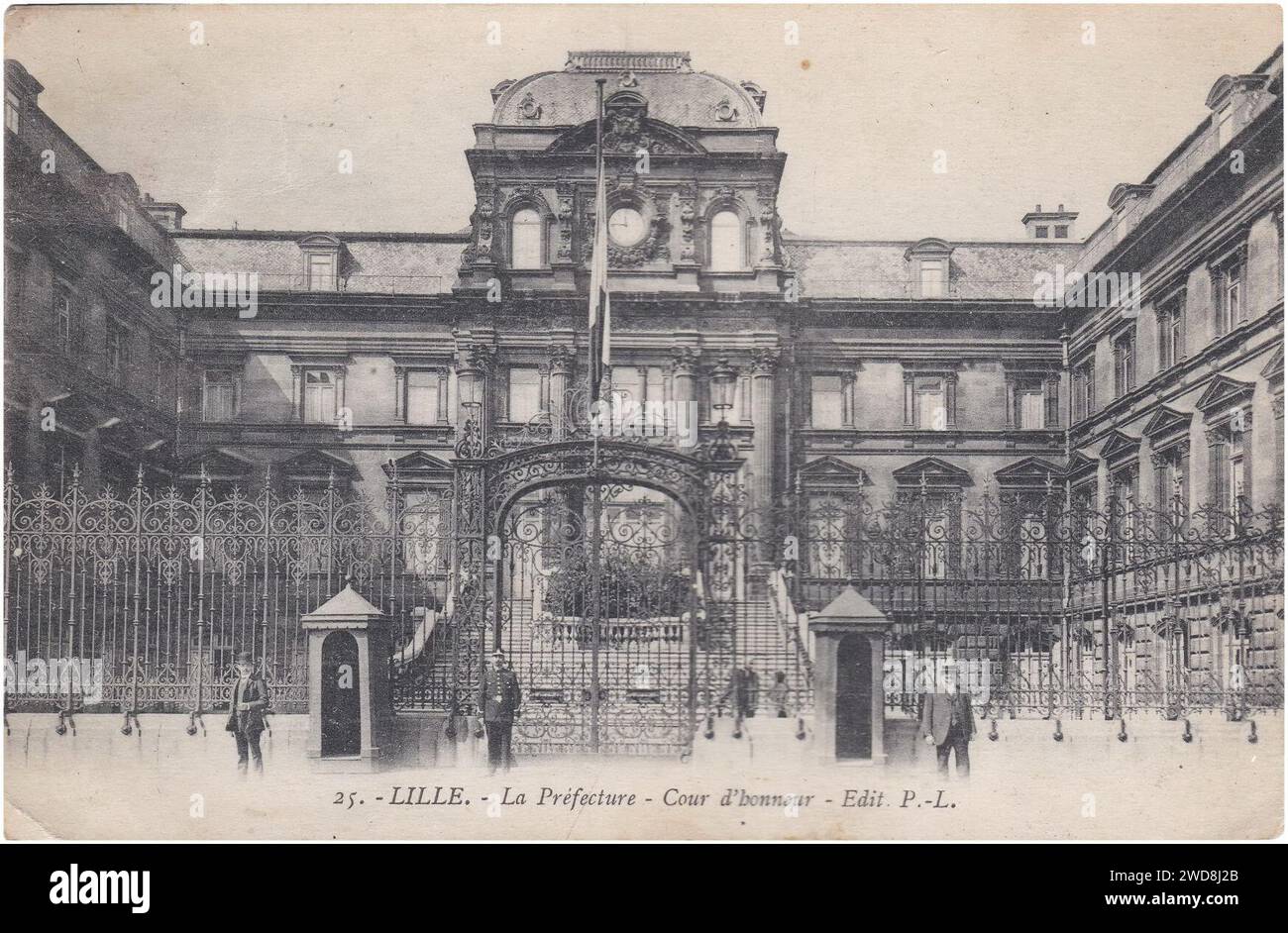 25. - LILLE. - La Préfecture – Cour d'Honneur – Édit..P.-L Stock Photo ...