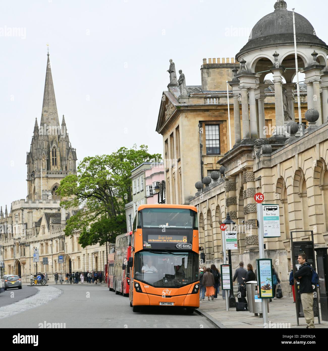 Bus stop in High Street, Oxford, England Stock Photo - Alamy