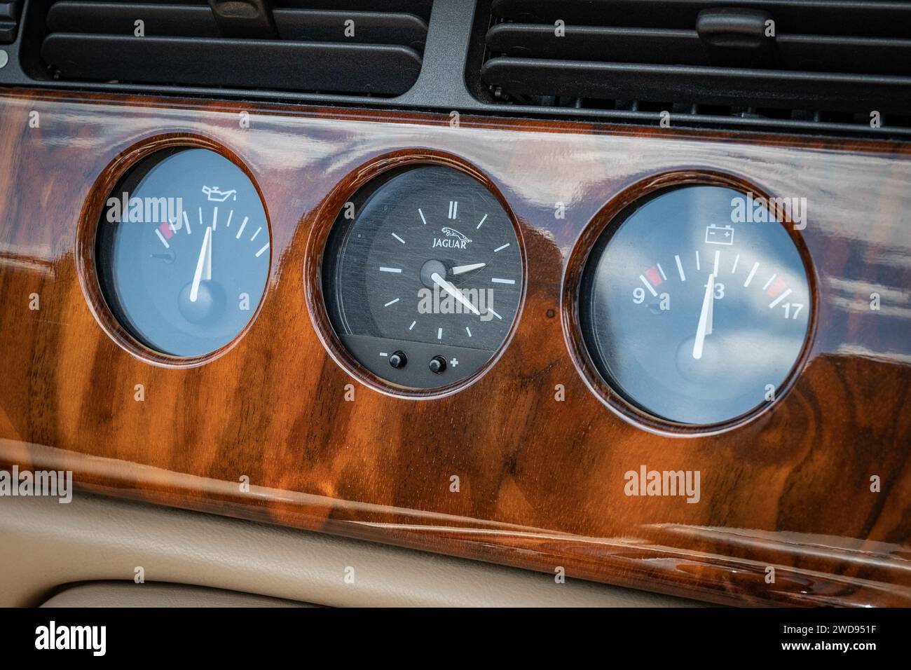 Jaguar xk8 convertible photography hi-res stock photography and images ...