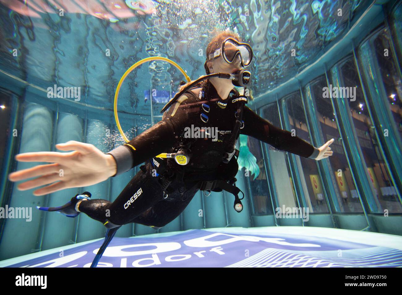 Die Scubadiverin TABITHA taucht im Dive Center, im Tauchbecken, Messe ...