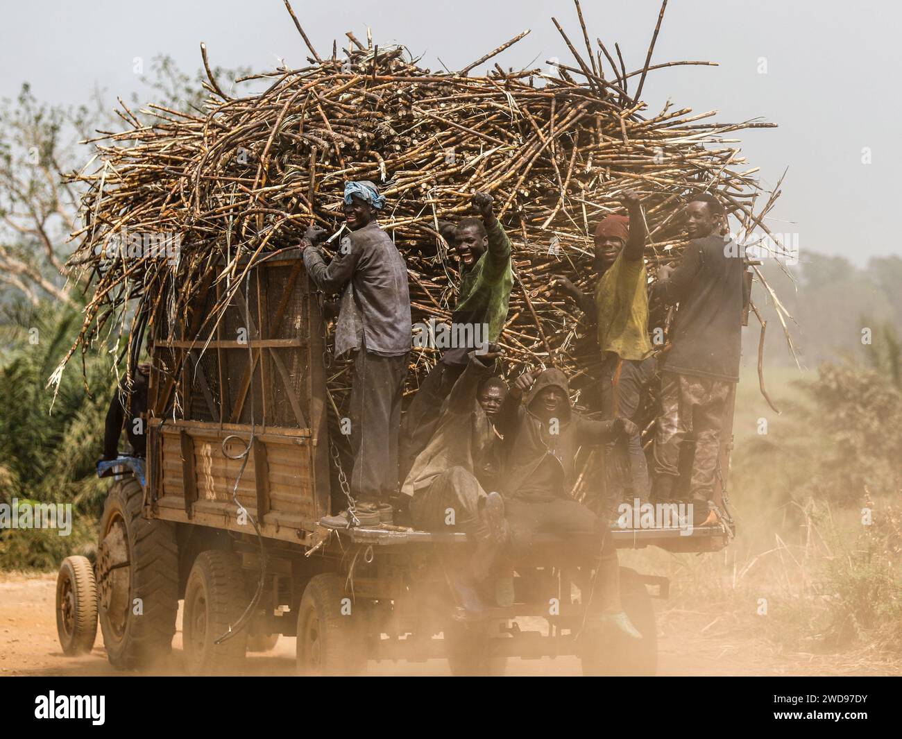 (240119) -- ANIE, Jan. 19, 2024 (Xinhua) -- A vehicle fully loaded with ...