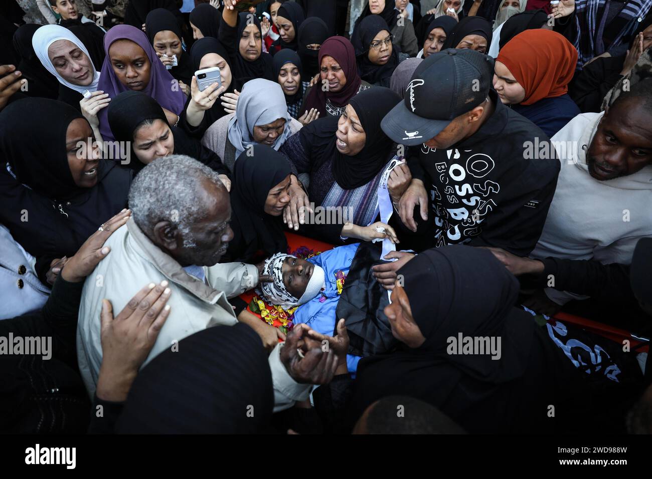 Tulkarm, Palestinian Territories. 19th Jan, 2024. Relatives mourn ...