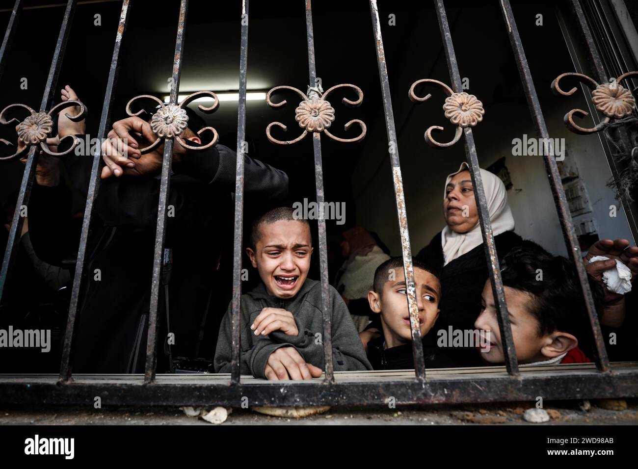 Tulkarm, Palestinian Territories. 19th Jan, 2024. Relatives mourn ...