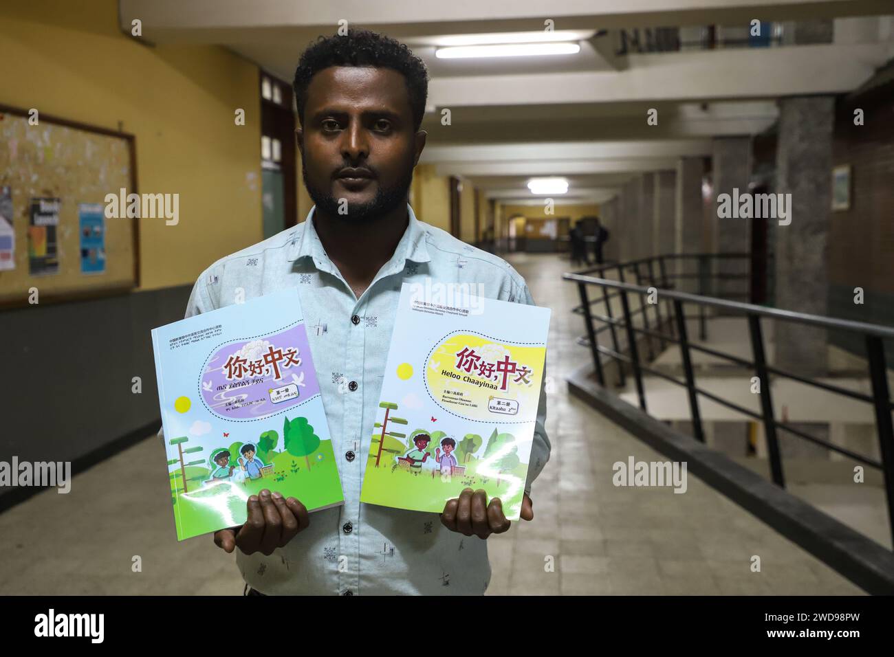 (240119) -- ADDIS ABABA, Jan. 19, 2024 (Xinhua) -- An Ethiopian Chinese ...