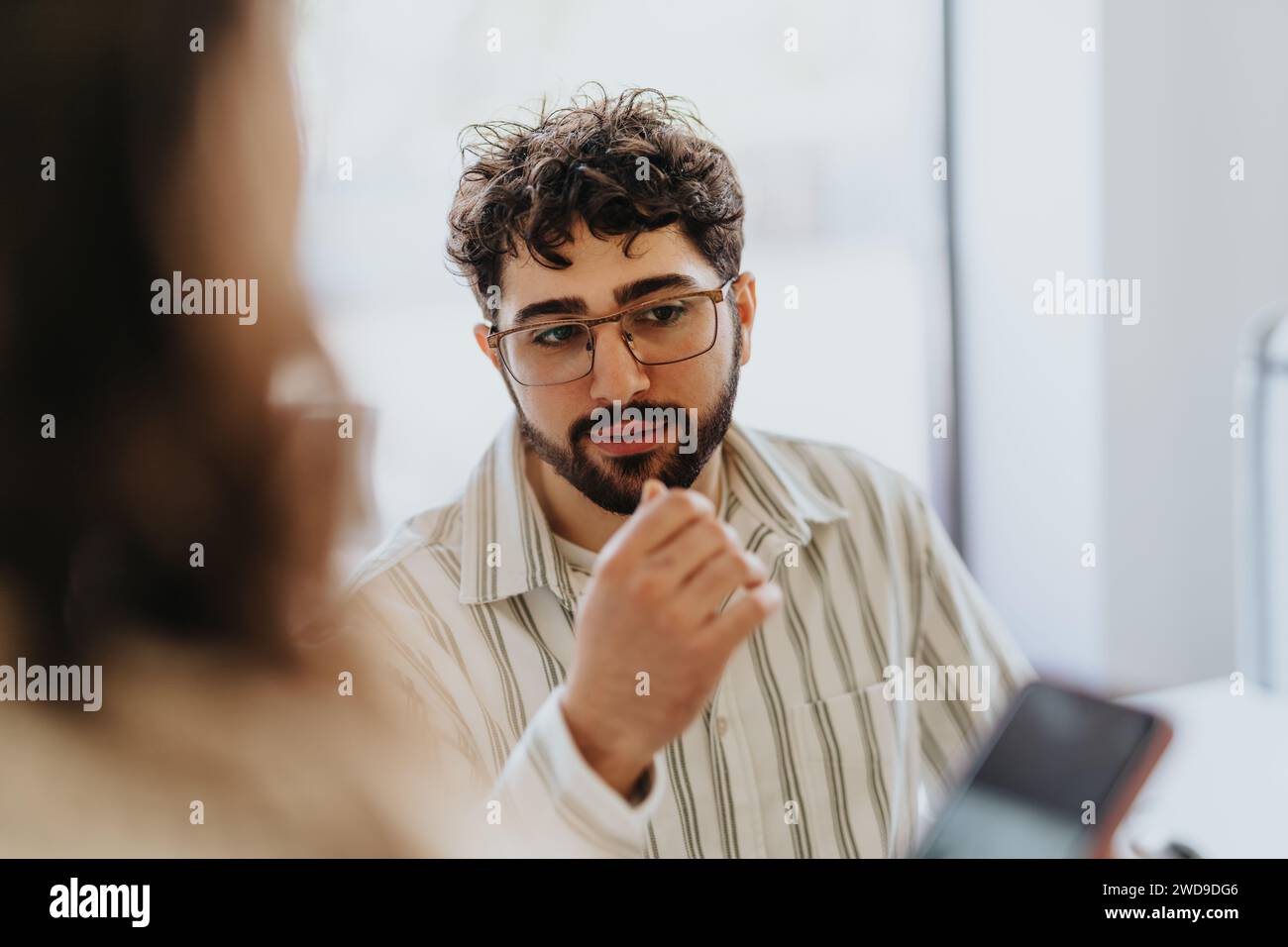 Male marketing specialist explaining strategy to a new junior employee ...