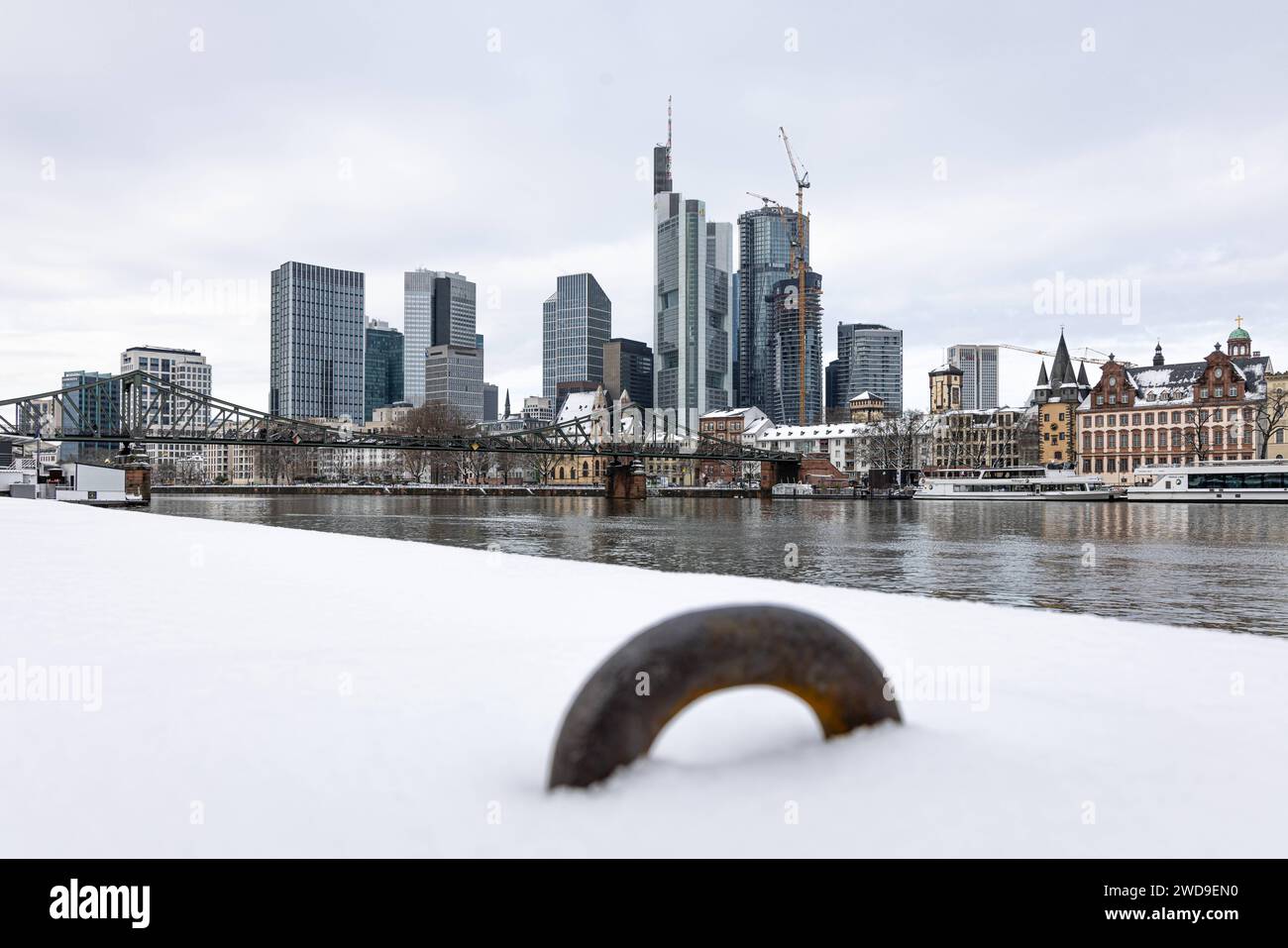 Die Frankfurter Skyline im Schnee Die Frankfurter Bankenskyline ist ...