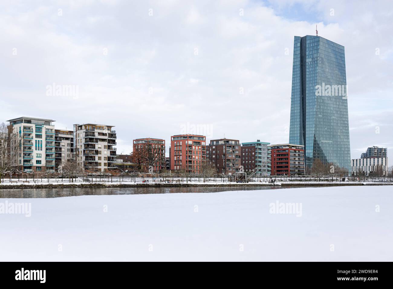 DieEuropäische Zentralbank EZB im Schnee Die Europäische Zentralbank ...