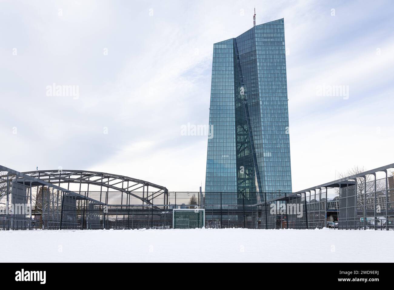 DieEuropäische Zentralbank EZB im Schnee Die Europäische Zentralbank ...