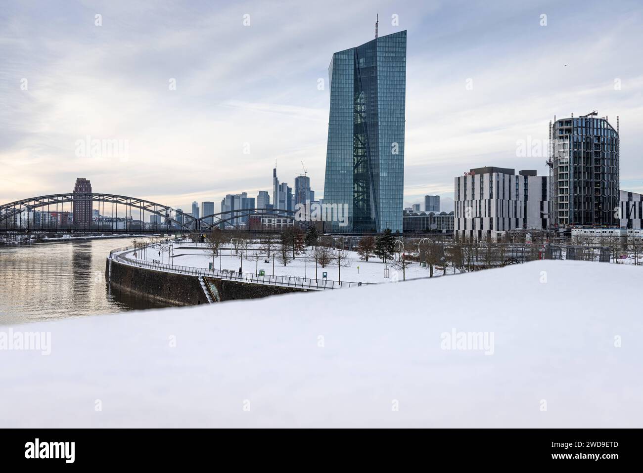 DieEuropäische Zentralbank EZB im Schnee Die Europäische Zentralbank ...