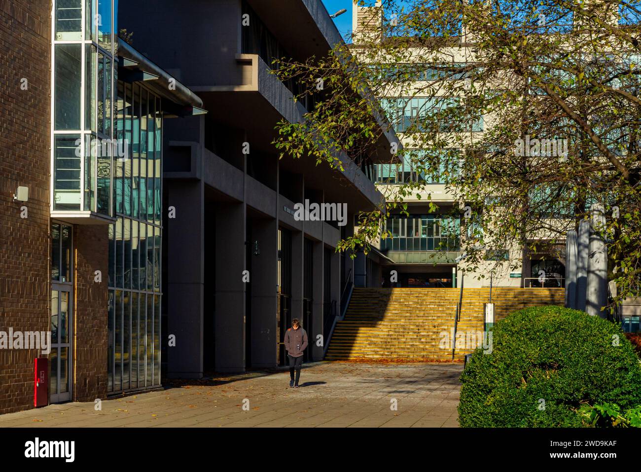 Edward Boyle Library on left, University of Leeds, West Yorkshire ...