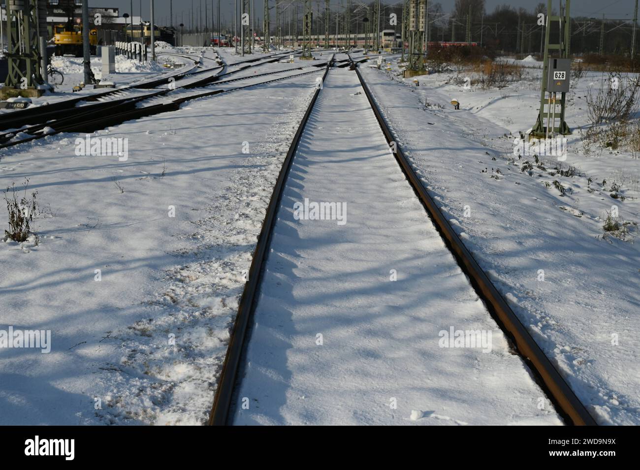 Bahngleise im Schnee. Im Hintergrund ein ICE und S Bahn *** Railroad ...