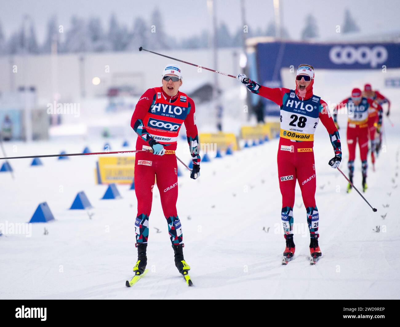 Erik Valnes (Norwegen) gewinnt vor Ansgar Evensen (Norwegen) und jubelt ...