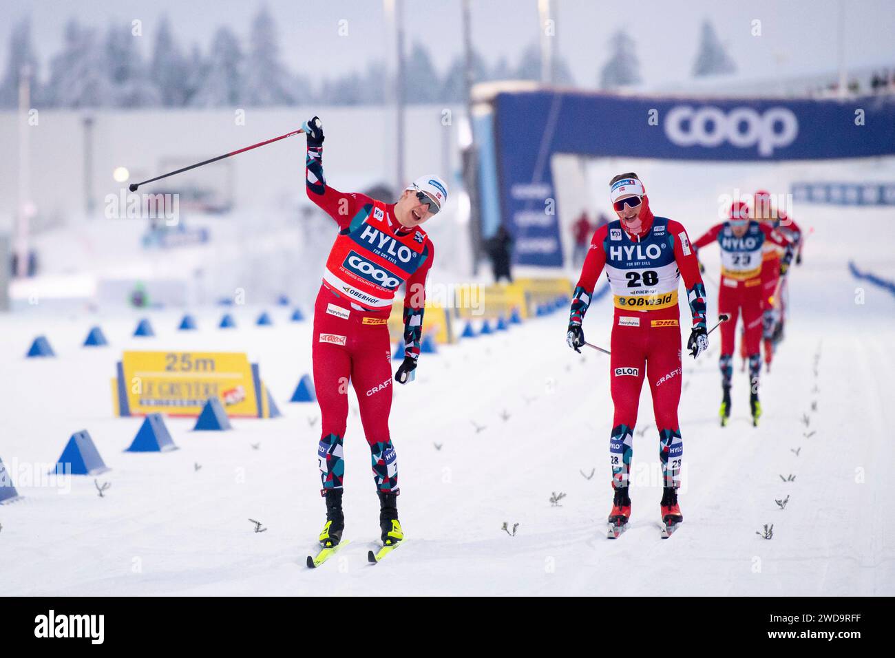 Erik Valnes (Norwegen) gewinnt vor Ansgar Evensen (Norwegen) und jubelt ...